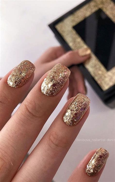 Pin by Marie Mörk on naglar | Gold glitter nails, Gold gel nails, Gold ...