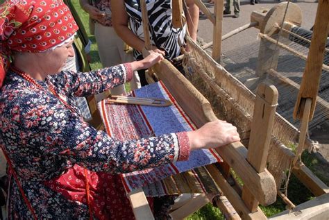 Производство ткани на ткацких станках, одно из древнейших ремёсел ...