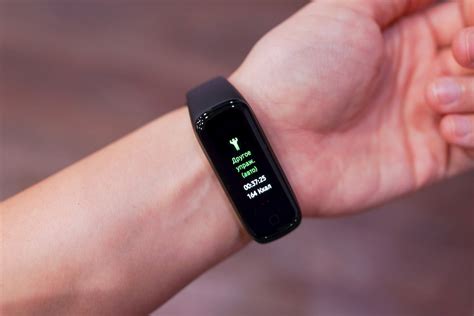 Обзор Galaxy Fit2 (SM-R220) - фитнес-трекер от Samsung напомнит помыть руки