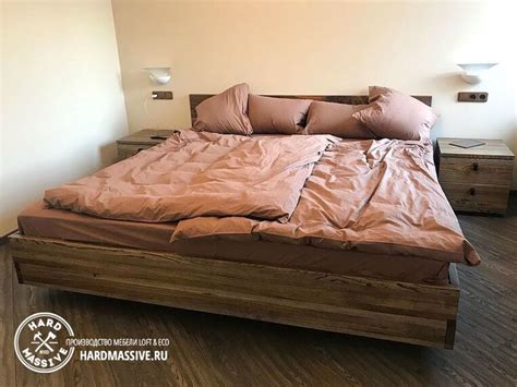 Большая кровать из массива дерева с прикроватными тумбочками