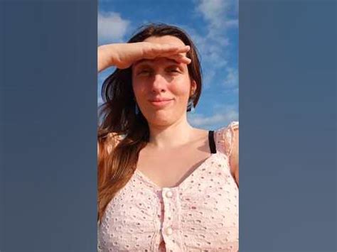 Не во всех украшениях можно купаться - YouTube