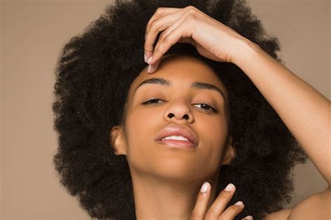Mulatta. cintura para arriba de una joven mulata de pelo rizado | Foto ...