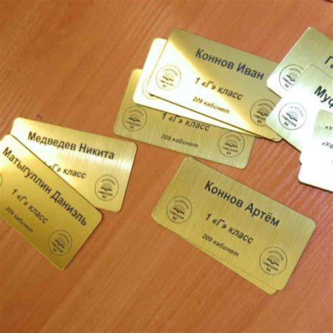 Купить готовый или заказать именной бейдж или с окошком.