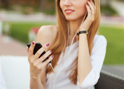 Как выбрать наушники: советы «для девочек» - tochka.net