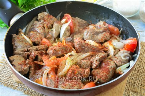 Тушеная говяжья печень с помидорами и луком — рецепт с фото пошагово