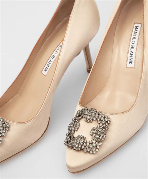 Manolo Blahnik - Бежевые лодочки с кристаллами HANGISI70 купить в Symbol
