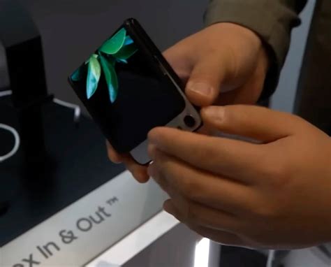 Samsung показала смартфон, который может складываться в обе стороны
