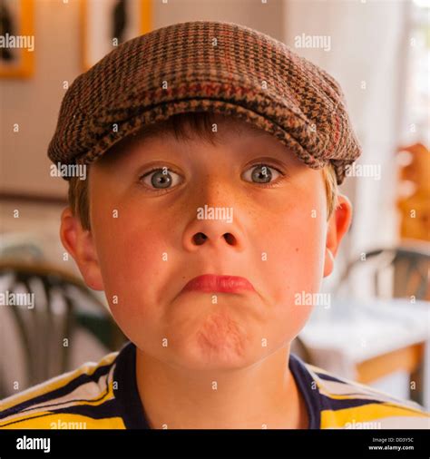 Pulling funny face -Fotos und -Bildmaterial in hoher Auflösung – Alamy