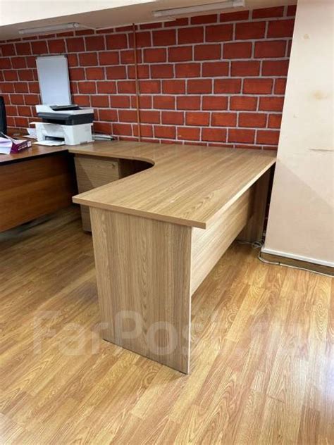 Стол угловой с тумбой, б/у, в наличии. Цена: 7 000₽ во Владивостоке