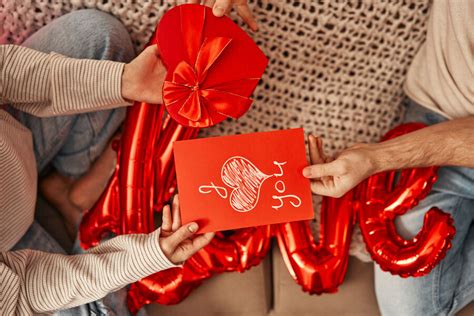 Что подарить парню или девушке на 14 февраля: лучшие подарки на ...