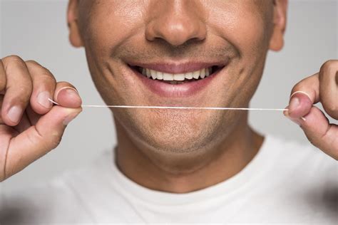 Hilo dental. Tipos que existen y cómo usarlo - Clínica Dental Puerta de ...