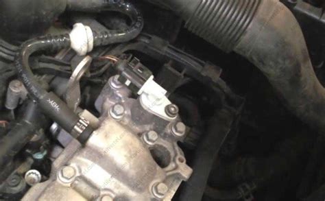 Замена датчика положения распределительного вала VW Polo 4
