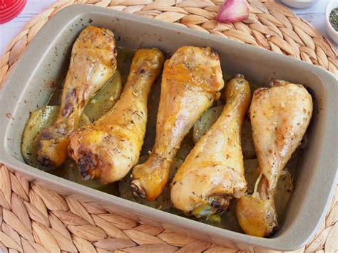 Jamoncitos de pollo al horno, receta fácil y rica con patatas asadas