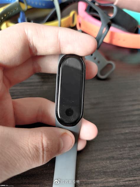 Потенциальный умный браслет Xiaomi Mi Band 5 на живых снимках во всей ...