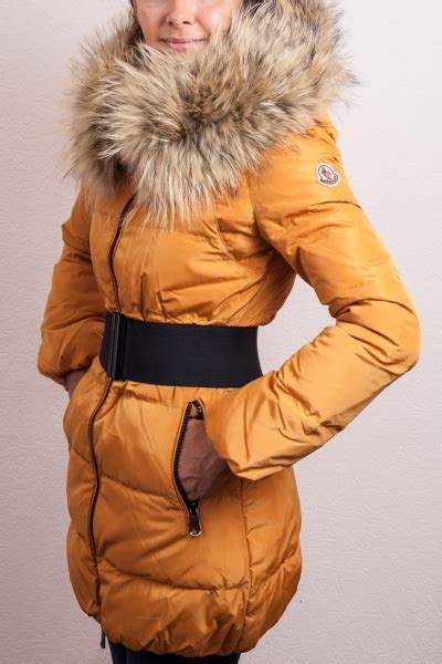 Женские пуховики Moncler