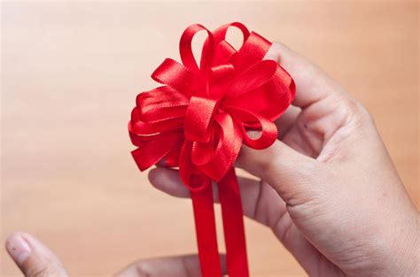 Как сделать бантик из ленты для украшения подарка своими руками