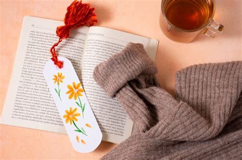 Вид сверху открытая книга с закладкой | Бесплатно Фото