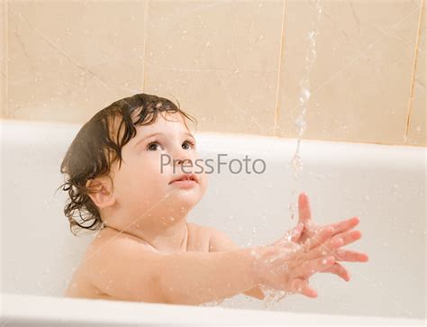 Ребенок купается в ванной - Stock Image - Everypixel