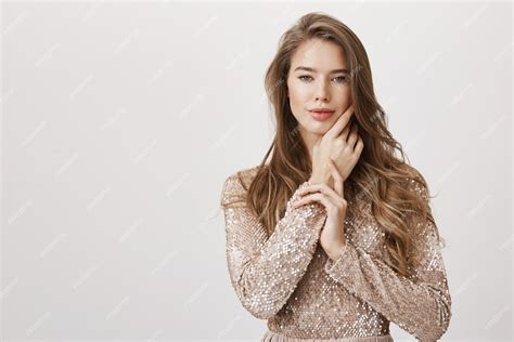 Tendre Femme Féminine En Robe De Soirée Touchant Le Visage | Photo Gratuite