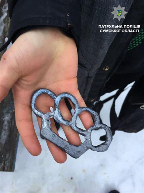 У Сумах у 18-річного хлопця патрульні знайшли кастет | Сумські Дебати