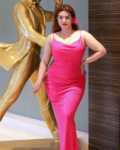 Honey Rose : ట్రెండీ డ్రెస్ లో హనీ రోజ్ అందాల విందు-Namasthe Telangana