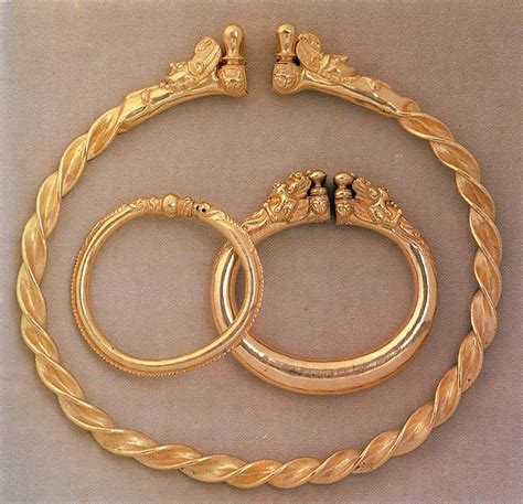 Lavau noble buried wearing 1.28-pound gold torc – The History Blog