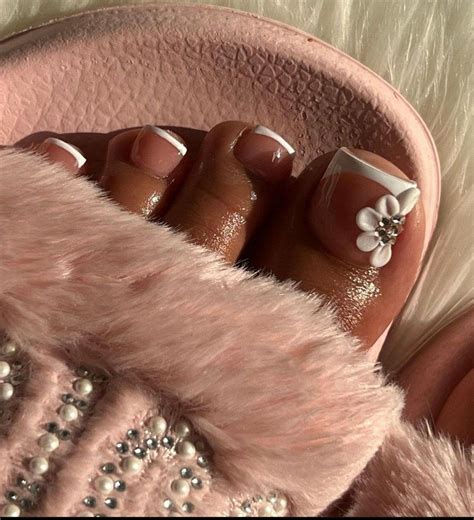 Y2K-Nägel für eine trendige Mani! | Acrylic toe nails, Gel toe nails ...