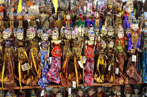 Yogyakarta, Jawa - 10-ое мая: Известные сувениры на рынке Индонезии ...