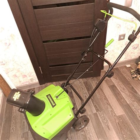 Снегоуборщик электрический greenworks 2300 – купить в Москве, цена 13 ...