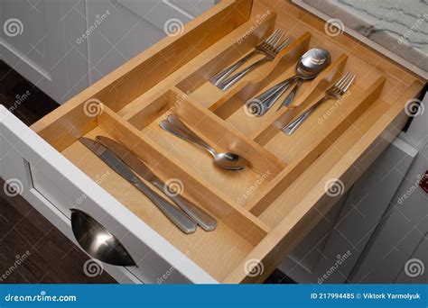 открытые кухонные ящики с белым шкафом Стоковое Изображение ...