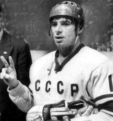 Валерий Харламов показывает «виктори» фото