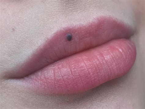 Сочные губы готовые к поцелуям вместе с маслом Dior Addict Lip Glow Oil ...