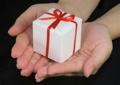 Как оригинально вручить подарок: 20 креативных идей для розыгрыша