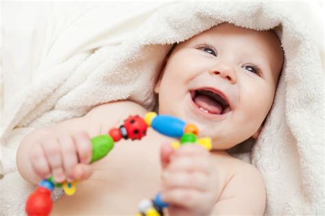 Как развивать ребенка в 3 месяца, чем его занять: игры, игрушки ...