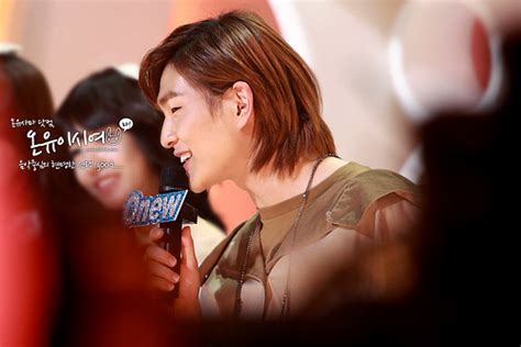 OnHo as MC at Music Core 101030 | Minewi SHINee