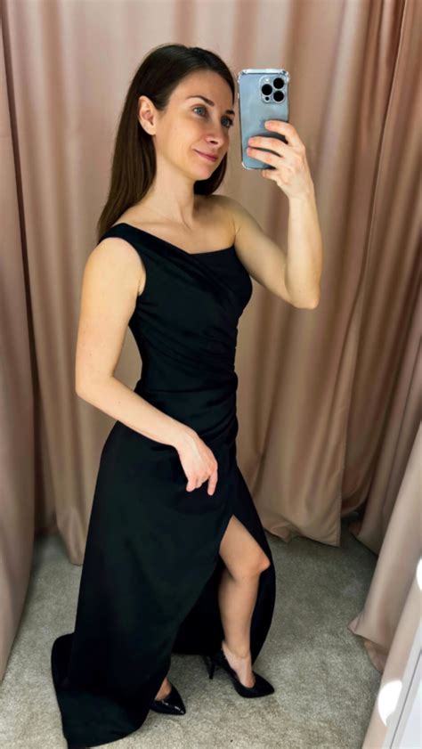 Черное корсетное платье по фигуре на одно плечо с разрезом на ноге ...