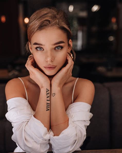 Alena Andryushchenko on Instagram: “Люблю лето и съёмки в кафе 🤤👯‍♀️ ...
