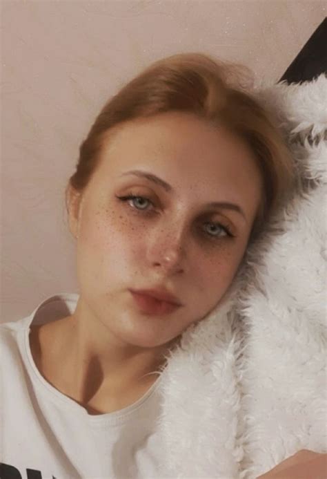 Девушка с веснушками