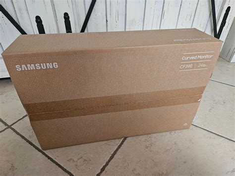Nový prohnutý 24" monitor Samsung C24F390 | Aukro