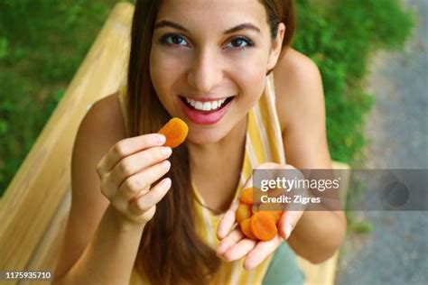 Femme Abricot Photos et images de collection - Getty Images