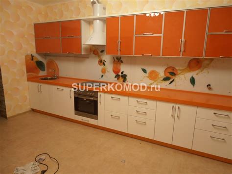 кухня со столешницей из искусственного камня и стеклянной стеновой ...