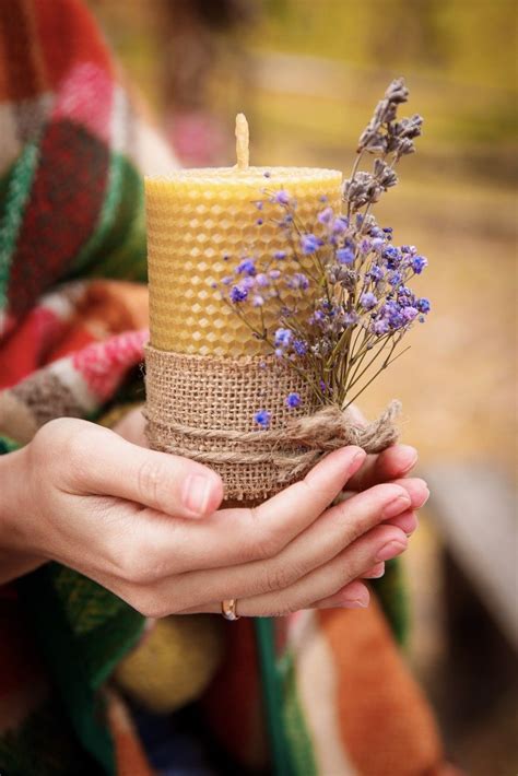 Свеча из вощины | Bottle vases wedding, Candles crafts, Candle crafts diy