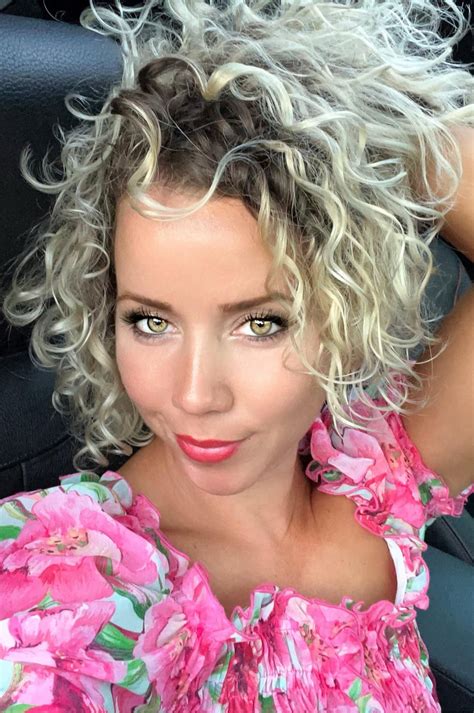 F21 who loves curly girls hands up x lol x : r/Faces