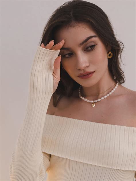 Топ с открытыми плечами из вязаного трикотажа :: LICHI - Online fashion ...
