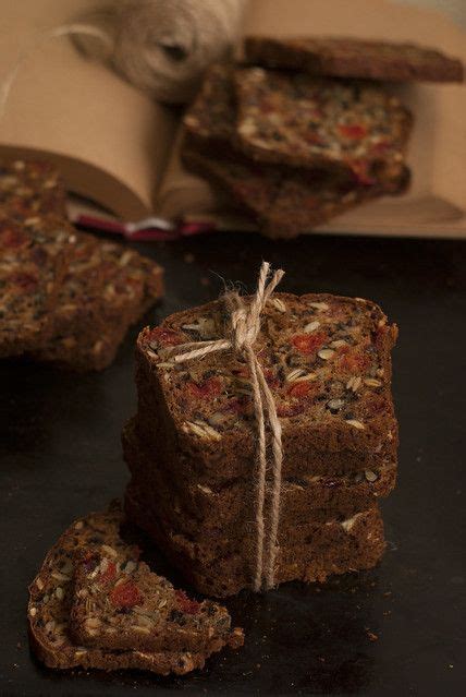 Крекеры с клюквой, грецкими орехами и розмарином