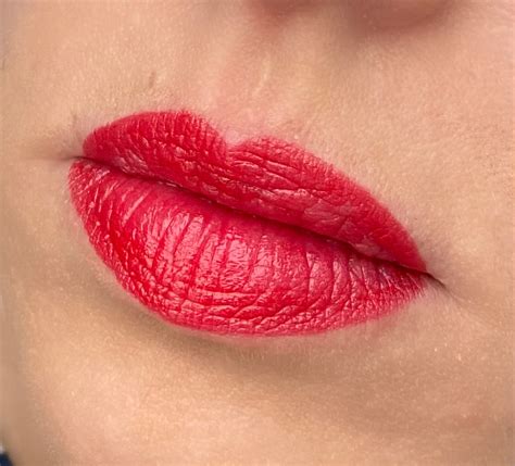 Классика в красном - Burberry Губная помада Kisses Lip Color в оттенке ...