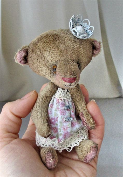 мишка в руке | Teddy bear, Teddy, Dolls