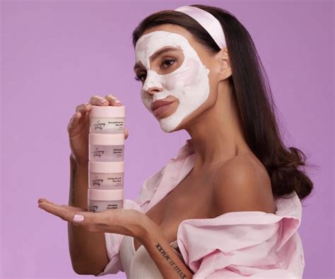 Оксана Самойлова накажет блогеров за критику ее косметики Sammy Beauty