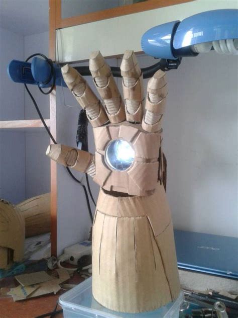 Костюм Железного человека из картона | Cardboard sculpture, Iron man ...