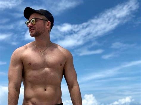 Сергей Лазарев показал накачанное тело